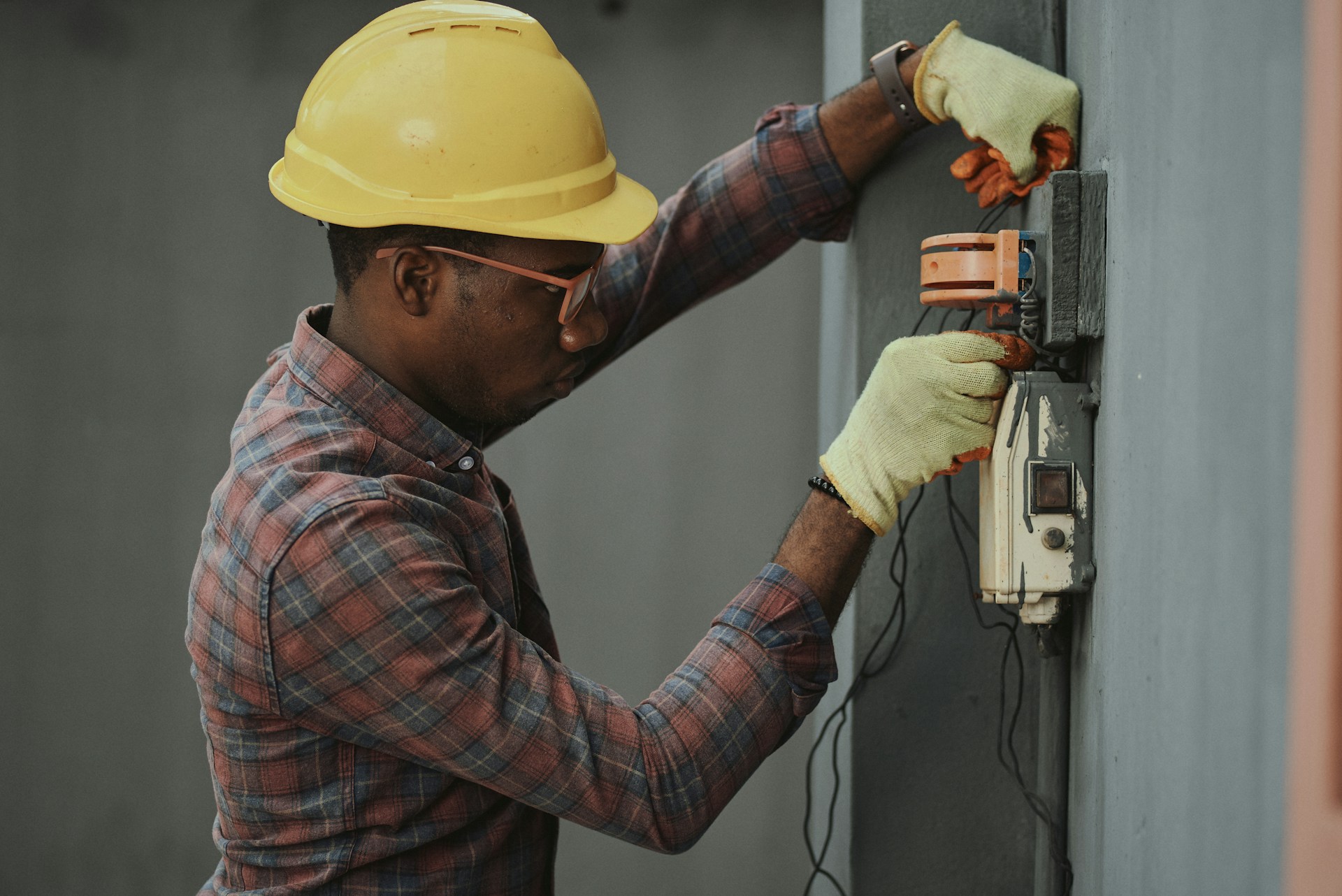 How to Become an Electrician in 5 Steps