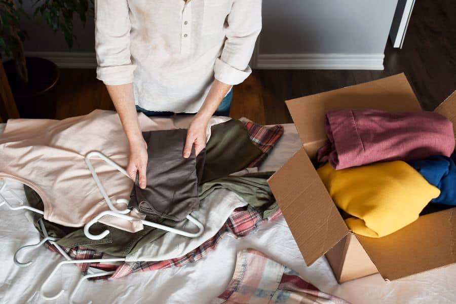 How to Pack Clothes for Moving: Smart Tips to Stay Organized